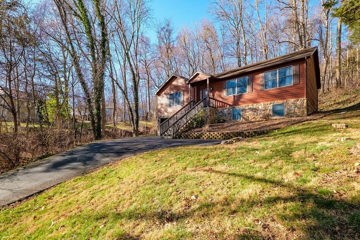 Indoor Waterpark Escape W/ Games & Firepit - Massanutten, VA