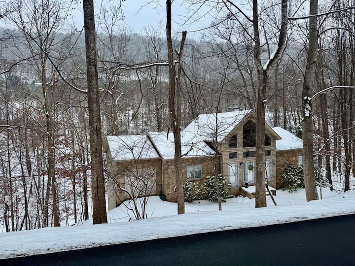 Resort Retreat With Screened Porch & Media Room! - Massanutten, VA