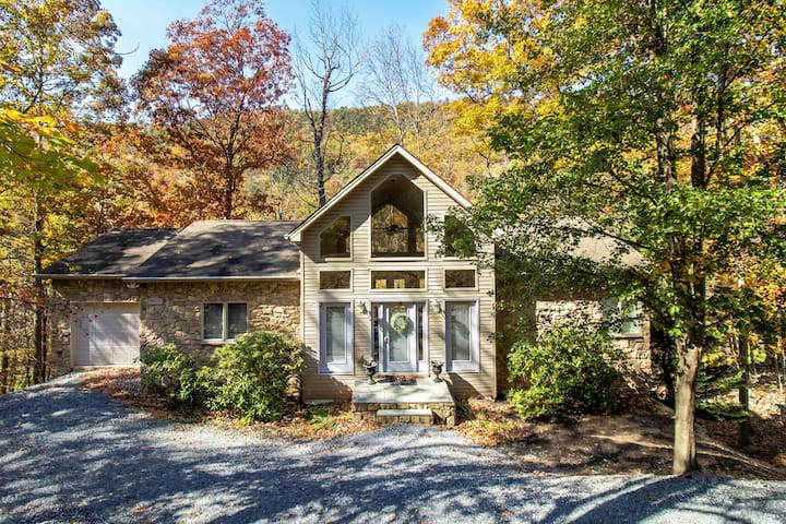 Resort Retreat With Screened Porch & Media Room! - McGaheysville, VA