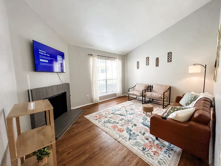 Bright & Spacious Townhome - Near Parks & Dining - Houston