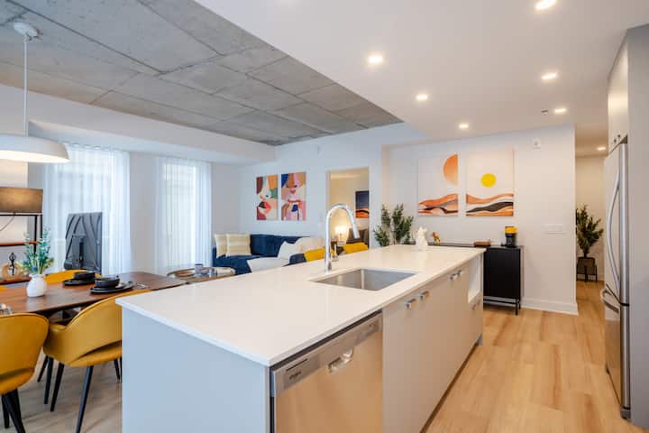 Prime Stay: 2br Condo Old Mtl + Free Parking - Brossard