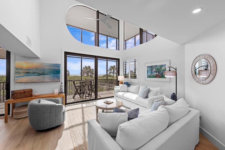 Gulf-front Water Views: Garage + Beach Gear - Lighthouse Beach Park