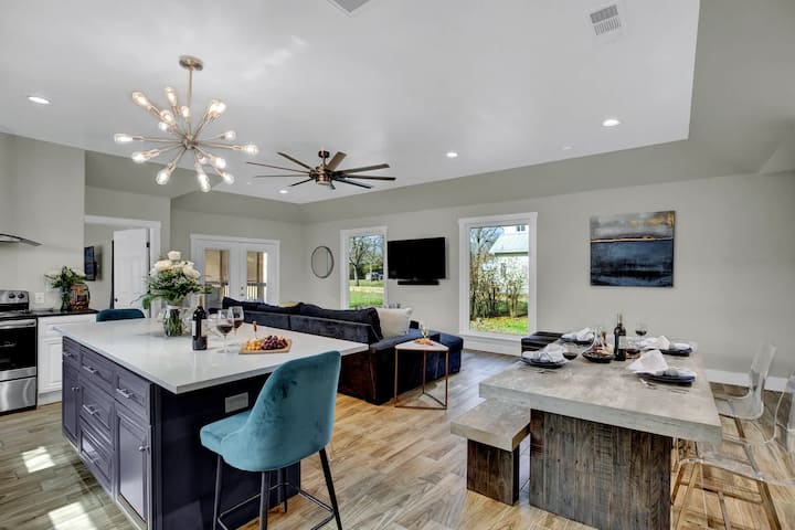 Chateau De Callis - Hot Tub & 1 Block To Main St - Fredericksburg, TX