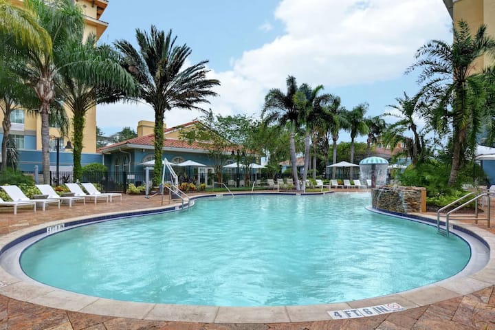Close To Disney World + Kitchen. Breakfast. Pool. - Orlando, FL