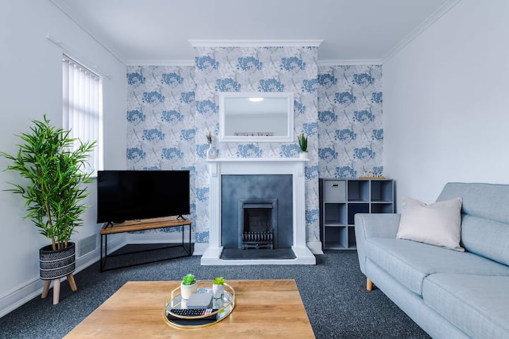 Spacious 3 Bed House, Close To Crewe Station - Crewe