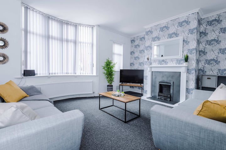 Spacious 3 Bed House, Close To Crewe Station - Crewe