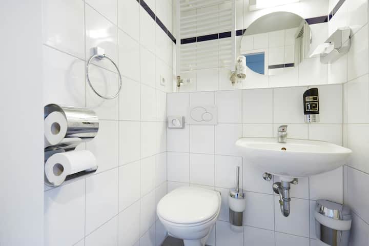 Private Twin Room At A&o Düsseldorf Hauptbahnhof - Düsseldorf