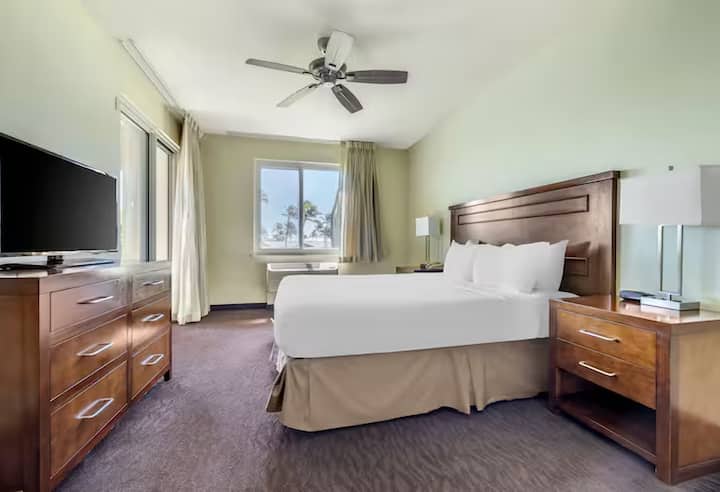 Spacious Unit W/ Full Kitchen, Outdoor Pool - Kauai, HI