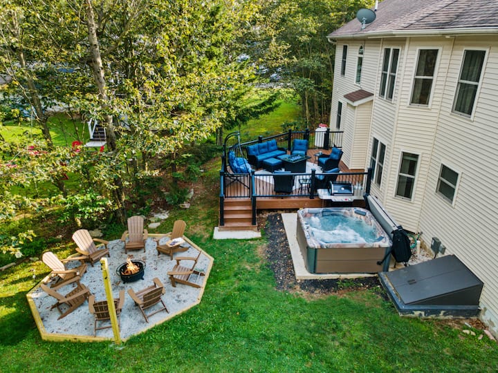 Summer At Pocono Haven: Jacuzzi + Firepit + Games - Mount Pocono, PA