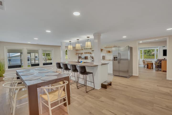 Marvelous Manning: 4-bdr + Studio + Waterfront - Lake Marion, SC