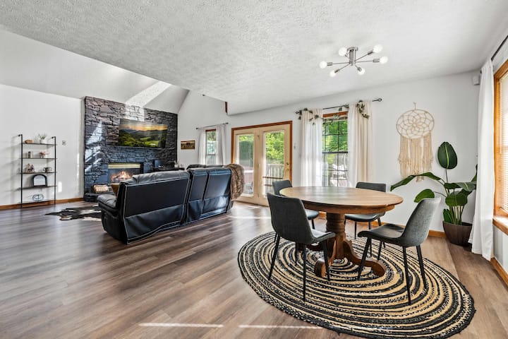 Twilight Timber  Hot Tub & Game Room, Sleeps 10 - Pigeon Forge, TN