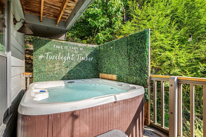 Twilight Timber • Hot Tub & Game Room, Sleeps 10 - Pigeon Forge, TN