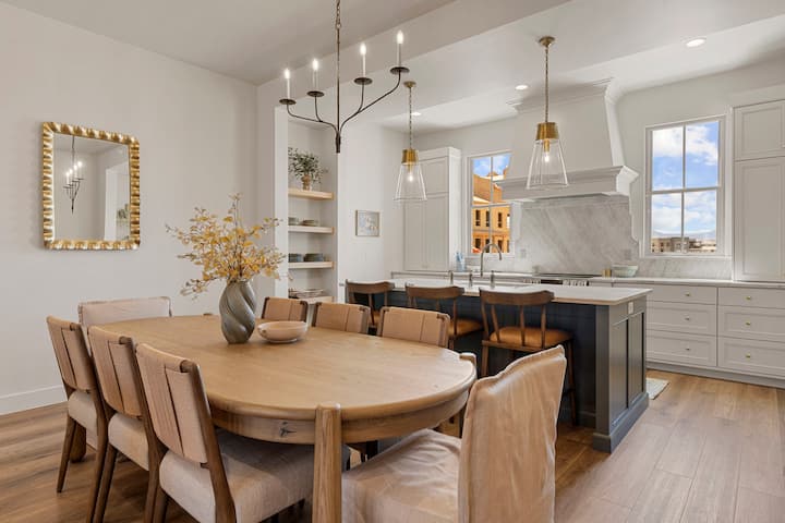 Chateau Bleu: Desert Color Lagoon + Beaches - St. George, USA