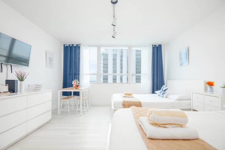 Beachfront Resort With Bay View And Parking - Miami Beach