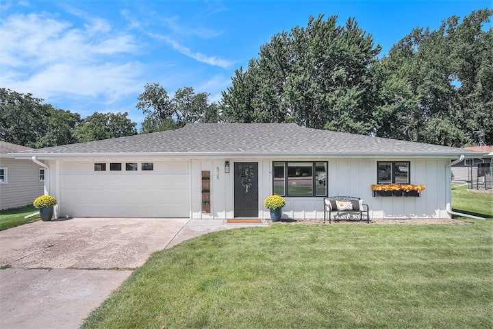 3+ Night Special | King Bed | Dog Friendly + Fence - Carousel, Madison