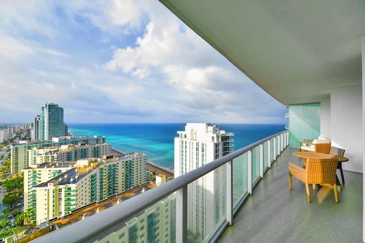 Wake Up To The Ocean – Stylish Condo W/ Pool - Hollywood, FL