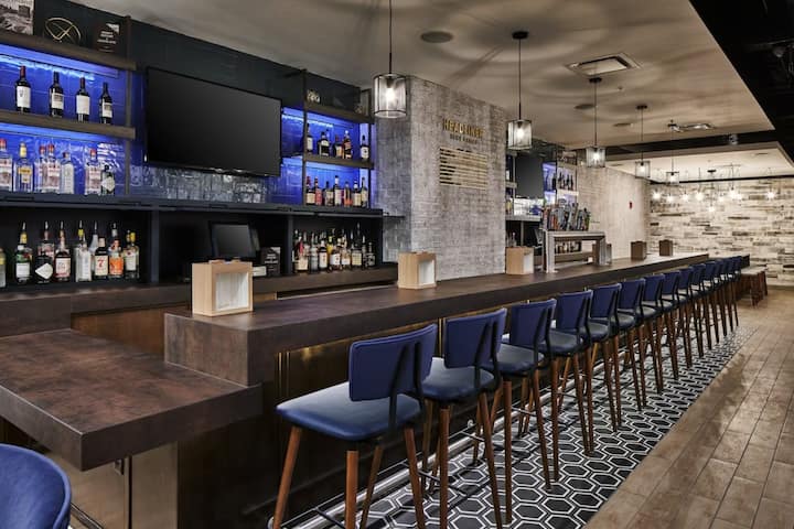 Near Progressive Field + On-site Restaurant & Gym - Cleveland, OH