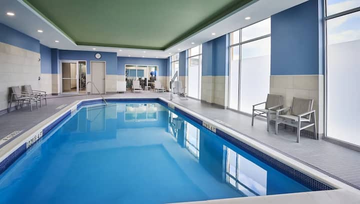 Close To Wfcu Centre + Free Breakfast & Pool - Lakeshore