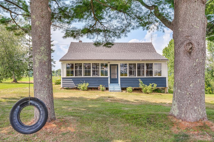 < 1 Mi To Lake: Mtn-view Cabin W/ Porch In Newport - Derby, VT