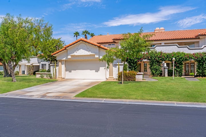 Luxury Palm Desert Condo: Pool & Mountain Views - Palm Desert, CA