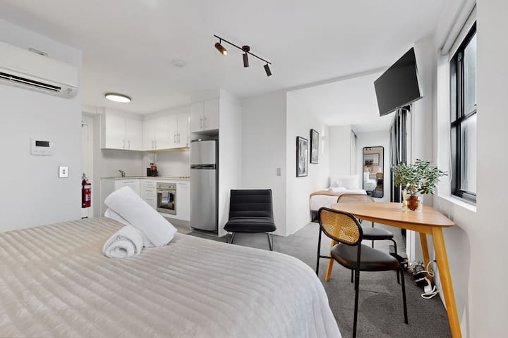King Bed Apartment Sleeps 3 With Modern Styling - Bondi Beach