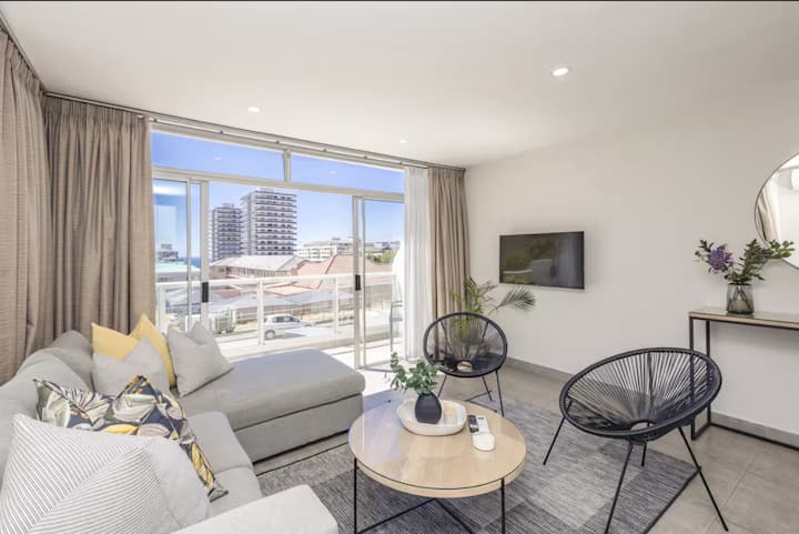 Seaview Bliss, A Sunny Apartment And Pool - Cape Town