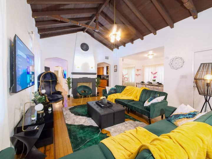 Miami Luxe 4br/4ba + Pool, Hot Tub & Vibes - Miami, FL