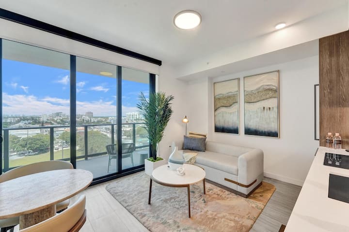 Walk To The Beach – Lux Condo W Rooftop Pool - Miami Beach, FL