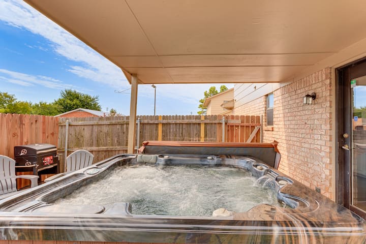 South Okc Home W/ Hot Tub-game Room: 18 Mi To Ou! - Oklahoma City