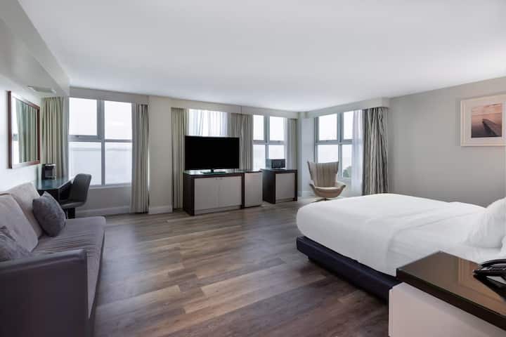 41 Lakefront | Studio Suite | Lake Views From Room - Geneva, NY