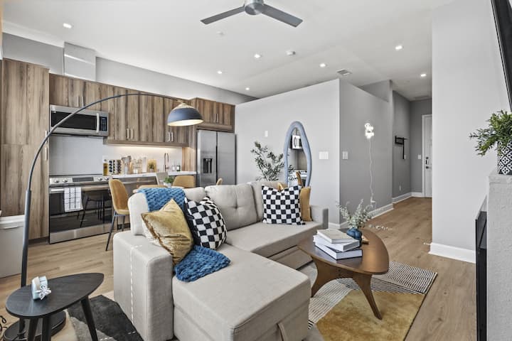 New Lux Apt | Near Downtown | Gym | Parking + View - Dallas