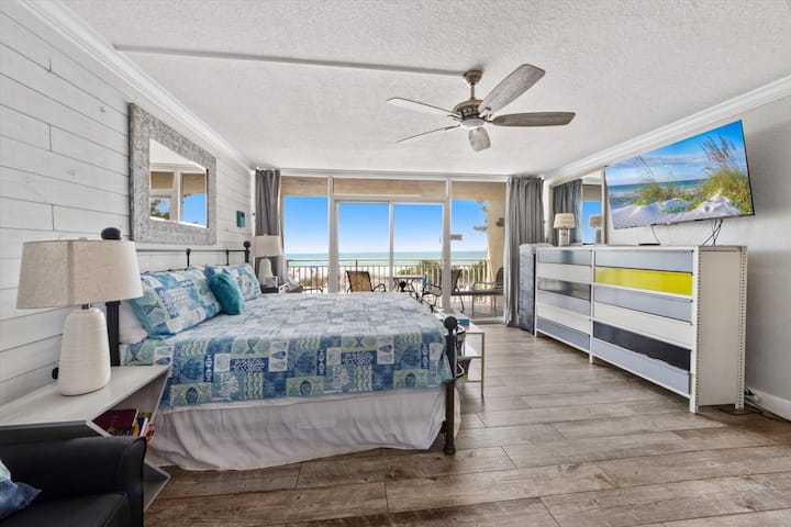 Beachfront Studio Retreat On Anna Maria Island - Bradenton Beach, FL