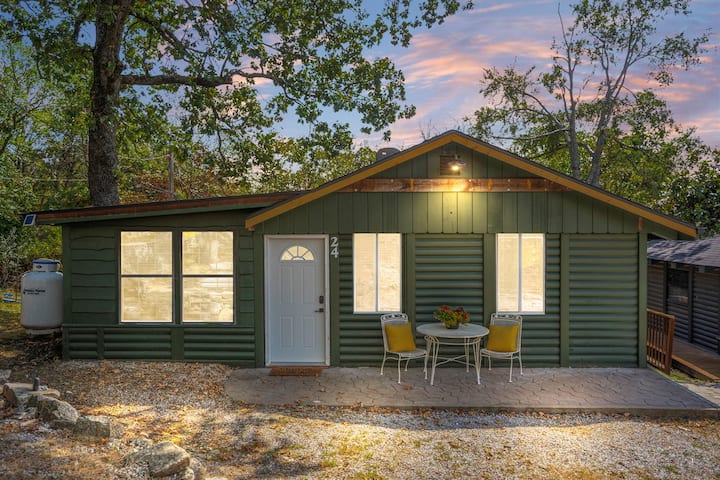 Whispering Bass Lodge: Premium Table Rock Lake Cab - Kimberling City, MO