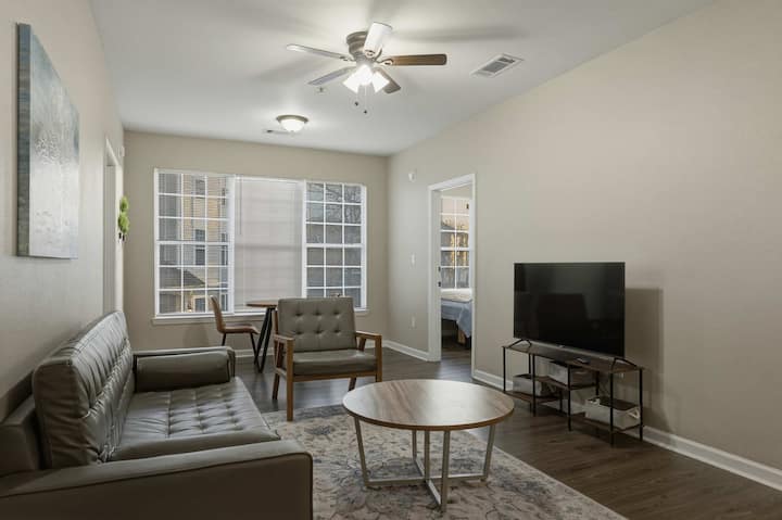 New! Modern Stay Across From Unc-p | Pool & Gym! - Pembroke, NC