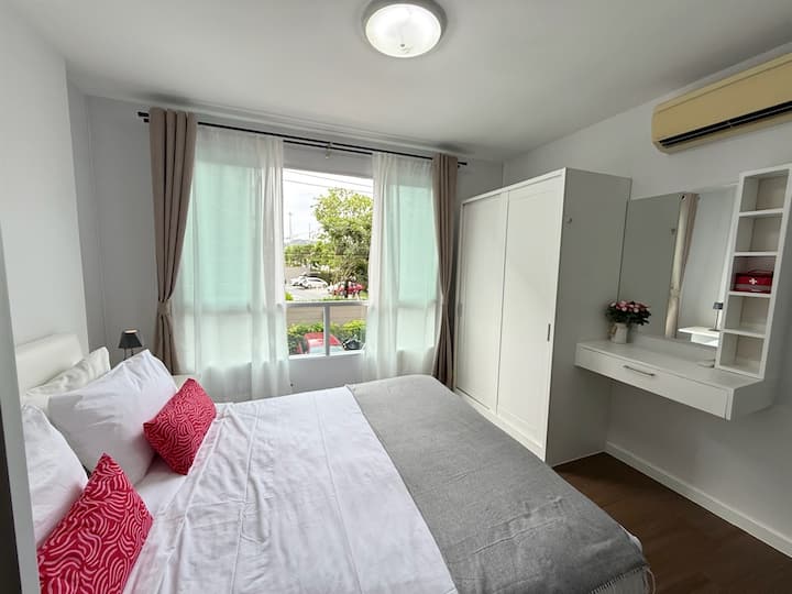 Spacious 1 Bedroom, With Sofa Bed And Balcony - Phuket