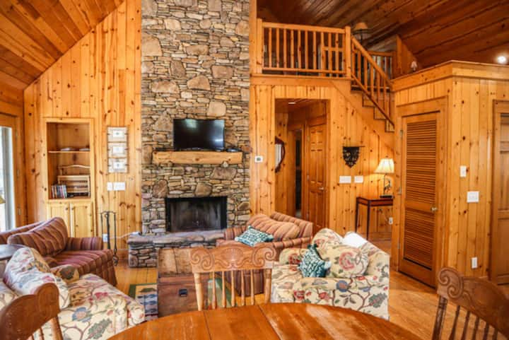 Splendor Mountain Sapphire Cabin - Clayton, GA