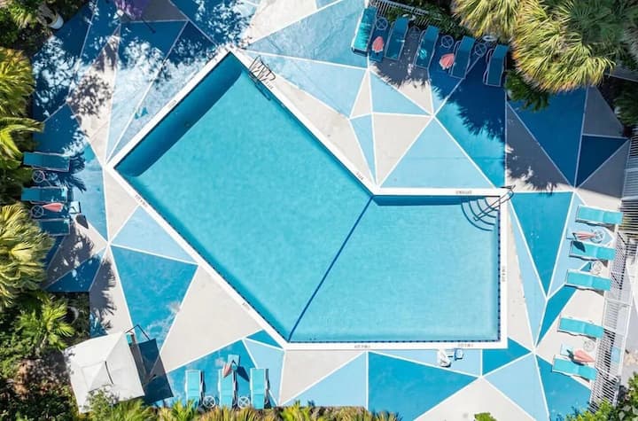 2inviting Rooms | Pool | Parking | Onsite Dining - Sunrise, FL