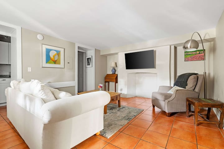 The Alcove | Cozy 1bd W/ King Bed + Parking - Charleston, SC