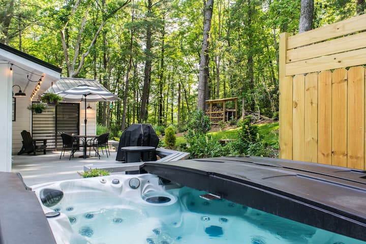Holly Hill Hideaway: Hot Tub, Fireplace & Fire Pit - Hendersonville, NC