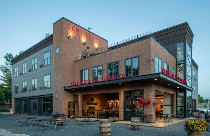 1 King Bed | Cantilever Hotel | Free Parking - Fort Frances