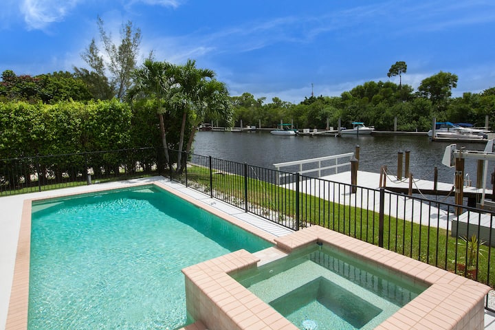 Harbor Lane Bungalow - Waterfront Pool Home - Naples