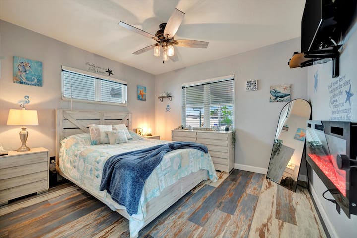 Seashell Suite, 2b Pet Friendly, Waterfront, Dock! - Treasure Island, FL