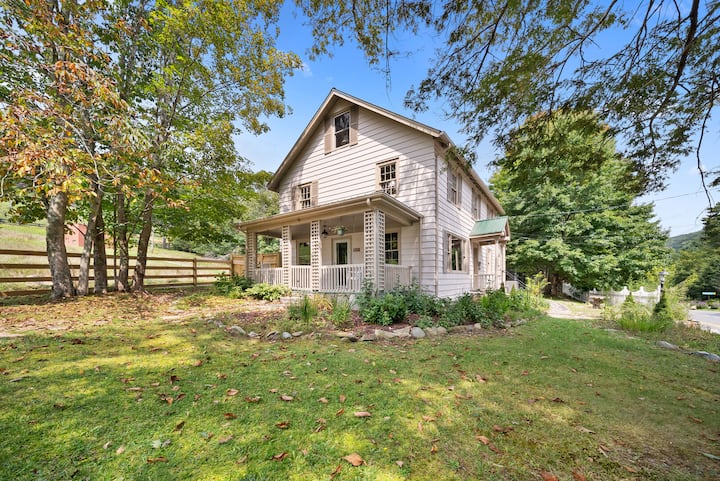 The Pink House - 5 Bedroom Historic Luxury Home - Sugar Mountain, NC