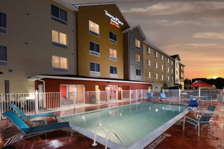 Studio W/ Full Kitchen + Free Breakfast & Parking - Houston, TX