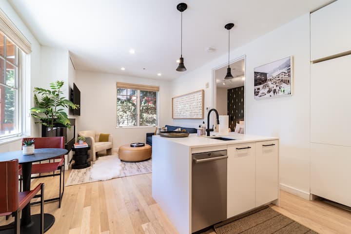 Aspen Hideaway | Downtown Aspen W/ Pool & Hot Tub - Aspen, CO