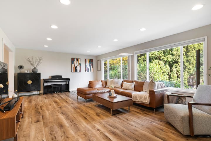 Spacious 4-bed Home W/ Office, Gym & Yard - Redmond, WA