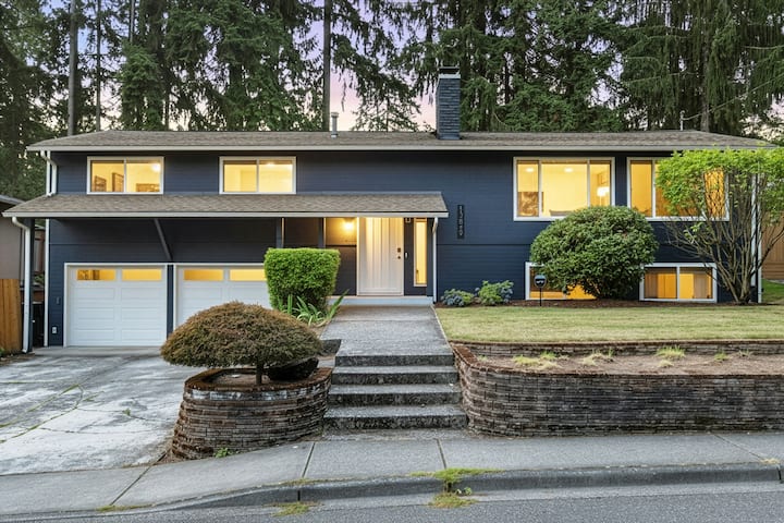 Spacious 4-bed Home W/ Office, Gym & Yard - Redmond, WA