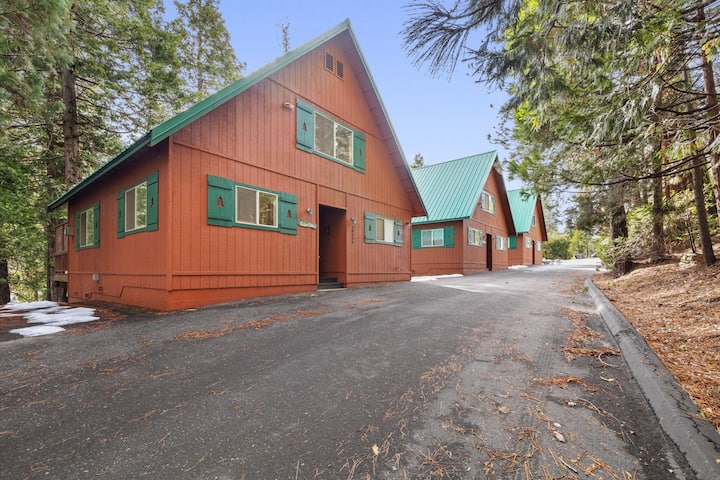 Cedar Haven-riverfront Getaway-sleeps 8 W/ Deck - Pinecrest, CA