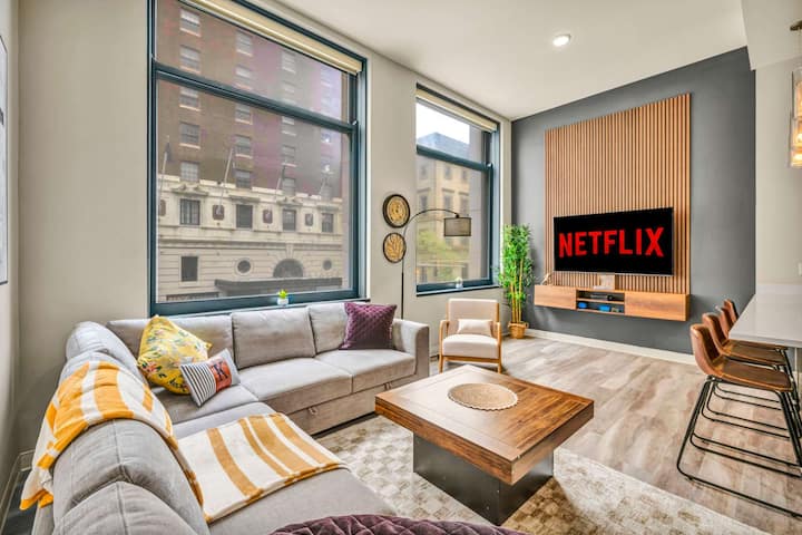 Luxe Flat W/ Heated Pool & Sauna • Gym•heart Of Dt - Cleveland, OH