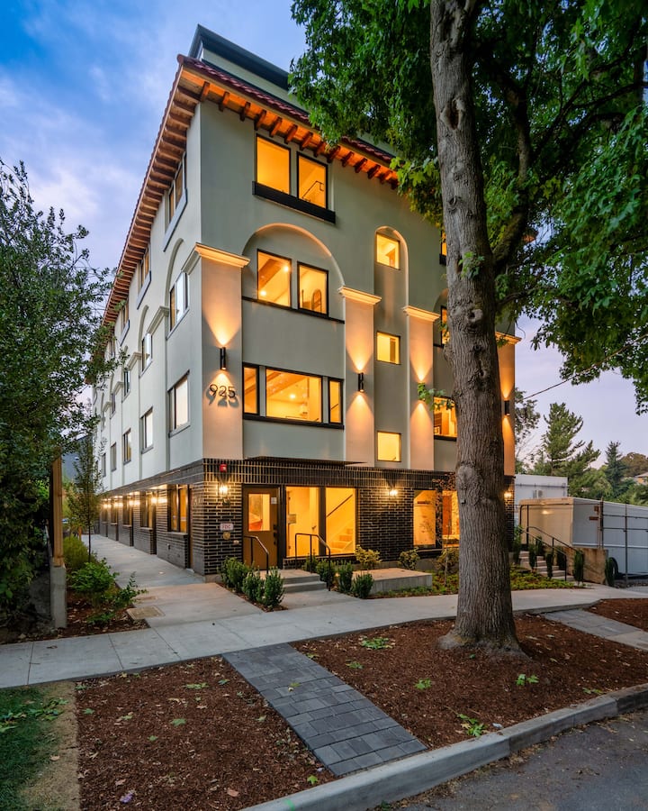 Kerns 6br Gem - New Build, Spanish Flair - Happy Valley, OR